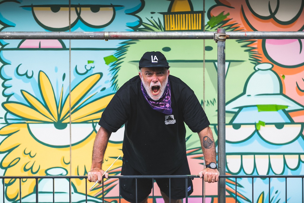 ケヴィン・ライオンズ“HIP HOPの要素とヒッピースタイルの要素を組み込んだ” — XLARGEとコラボ、ポップアップストア開幕 ...